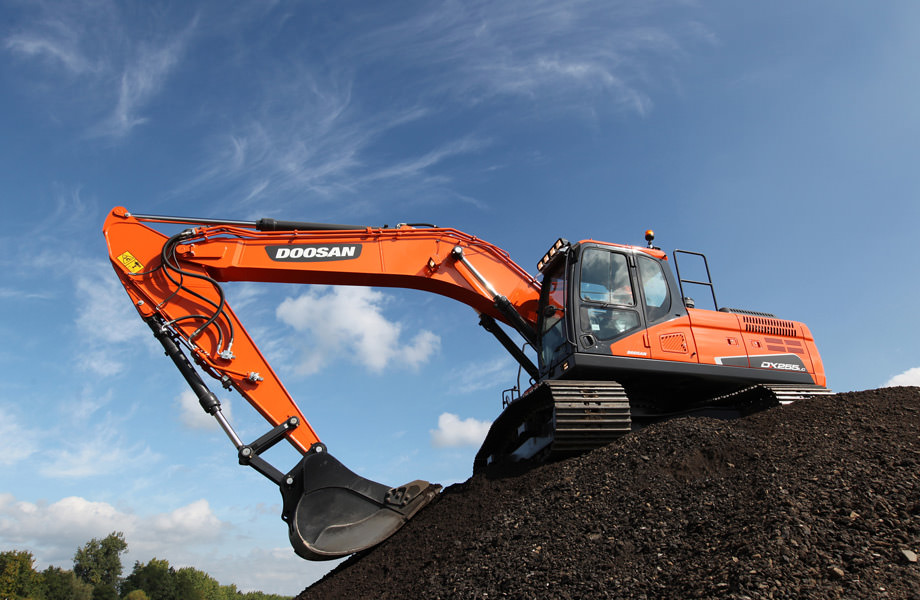 Doosan präsentiert neuen, Stufe IV konformen Bagger DX255LC-5 ...